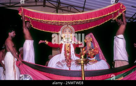 Green and minukku characters in Kathakali at Kerala Kalamandalam ...