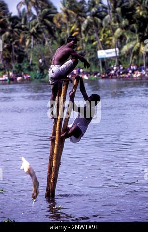 Enthusiastic spectators in Nehru Trophy Boat Race, Alappuzha Alleppey ...