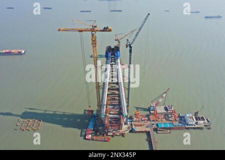 The world's largest tower crane put into construction of Changtai ...