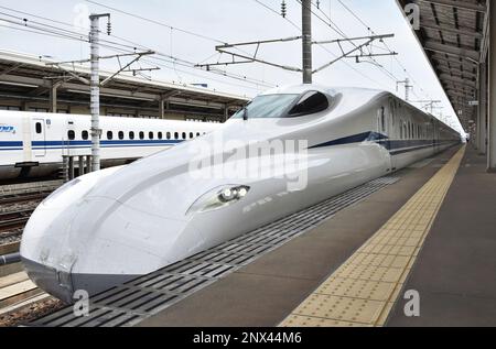 A JR Tokai N700S Shinkansen train at Tokyo Station in Japan Stock Photo - Alamy