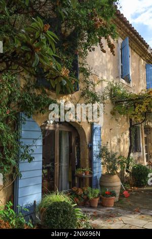 Provencal mas (farmhouse Stock Photo - Alamy