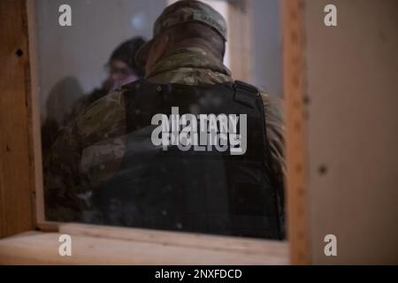 Washington National Guard Soldiers with the 506th Military Police ...