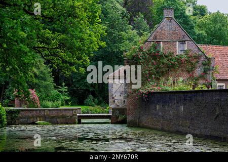 Drawbridge and gatehouse moated castle Haus Welbergen Stock Photo - Alamy
