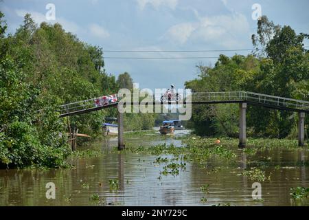 Shipping, canal between Sa Dec and Can Tho, Mekong Delta, Vietnam Stock ...