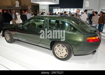 Porsche estate car, 8-cylinder front engine, Porsche 928 S, four-seater ...