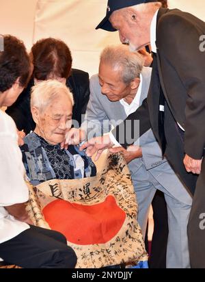 Marvin Strombo(R), a 93-year-old former Marine, holds Japanese flag ...