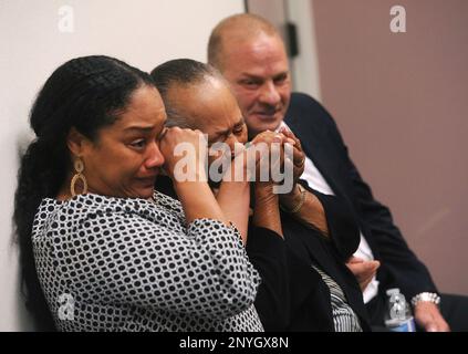 O.J. Simpson's daughter, Arnelle, left, and his sister, Carmelita Durio ...