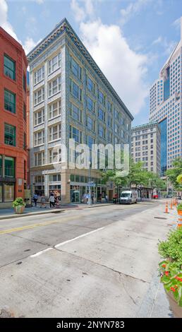 Pittsburgh Downtown: Buhl Building is a white-and-Wedgewood-blue terra ...