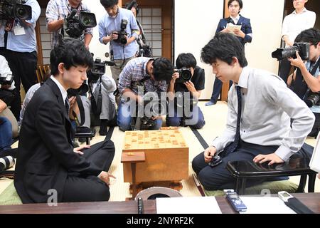 14-year-old professional shogi player Sota Fujii reviews the Ryuo title ...