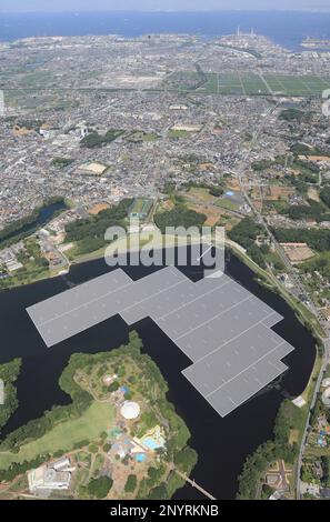 Floating mega-solar power plant using the reservoir of a dam with water ...