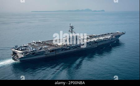USS Carl Vinson transits the Sunda Strait. (33260374124 Stock Photo - Alamy