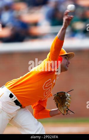 Tennessee pitcher Garrett Stallings (27) throws to a Georgia batter ...