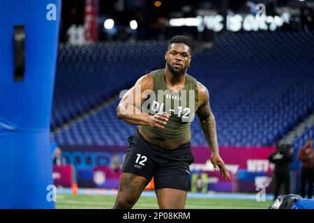 South Carolina defensive lineman Zacch Pickens runs a drill at the NFL ...