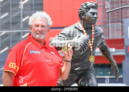 Brad Beetson, son of Arthur Beetson poses with his fathers statue and ...