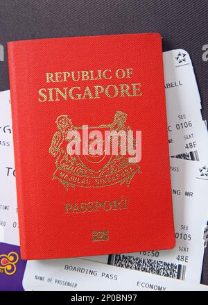 Pix of a Singapore passport.Singaporeans are holding on to the world's ...