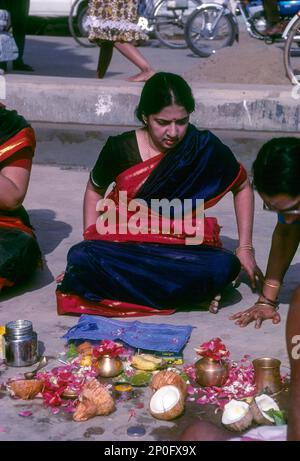 Sumangali Pooja, Praying for husband's longevity during Mahamakham ...
