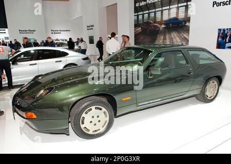 Porsche estate car, 8-cylinder front engine, Porsche 928 S, four-seater ...