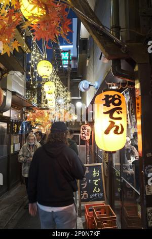 Small alleyway in Japan full of restaurants and people Stock Photo - Alamy
