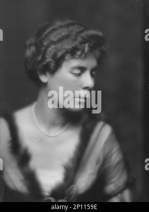 Cramer, Elizabeth, Miss, portrait photograph, 1915 Stock Photo - Alamy
