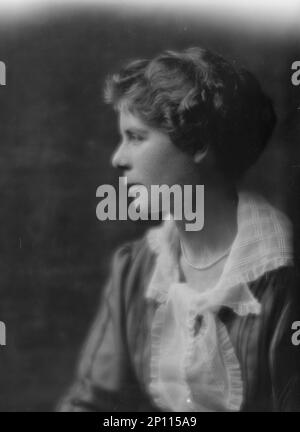Cramer, Elizabeth, Miss, portrait photograph, 1915 Stock Photo - Alamy