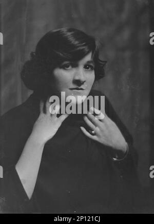 Keane, Doris, Miss, portrait photograph. Genthe photograph collection ...
