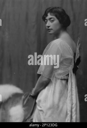 Kushland, May, Miss, portrait photographt. Genthe photograph collection ...