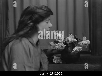 Murdock, Ann, Miss, portrait photograph. Genthe photograph collection ...