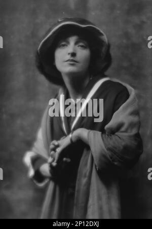 Namara-Toye, Mme., portrait photograph, 1912 Stock Photo - Alamy