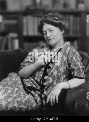 Loomis, Estelle, Miss (Mrs. Gelett Burgess), portrait photograph, 1914 ...