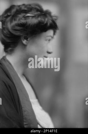 Loomis, Estelle, Miss (Mrs. Gelett Burgess), portrait photograph ...