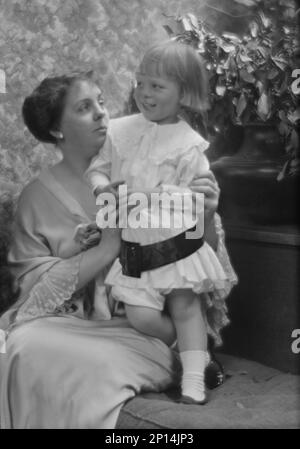 Cameron, Alexander, Jr., Mrs., baby of, portrait photograph, 1912 July ...