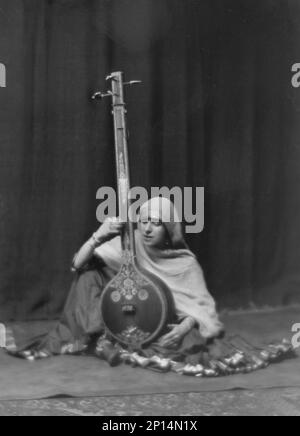 Coomarasumay, Ananda, Mrs. (Ratan Devi), portrait photograph, 1917 May ...