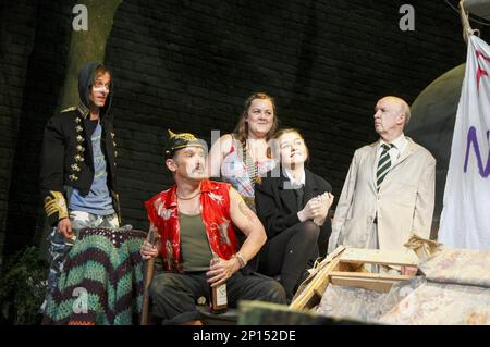 l-r: Mackenzie Crook (Ginger), Mark Rylance (Johnny 'Rooster' Byron ...