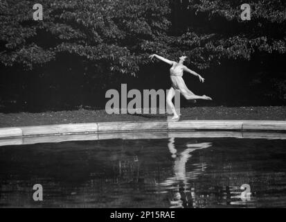 Elizabeth Duncan dancers, between 1916 and 1941 Stock Photo - Alamy