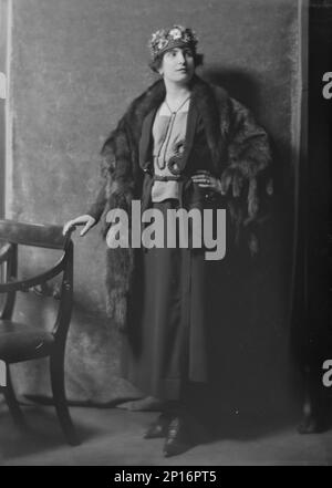 Reilly, S., Mrs., portrait photograph. Genthe photograph collection ...