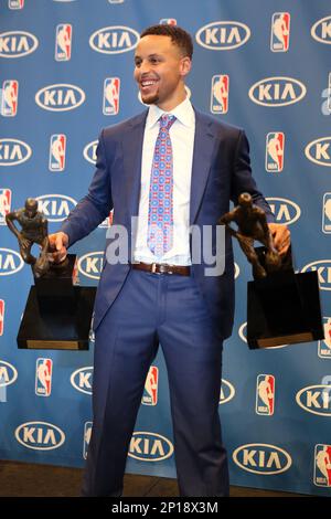 May 10, 2016 Oakland, CA: Golden State Warriors guard Steph Curry is ...