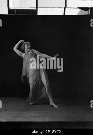 Unidentified dancer, possibly an Elizabeth Duncan dancer, between 1911 ...