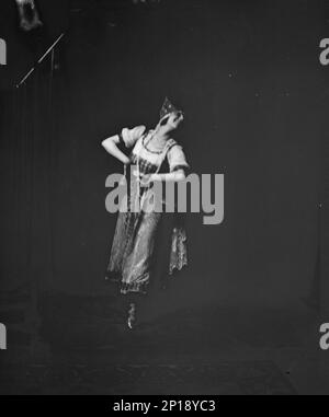 Unidentified dancer, possibly an Elizabeth Duncan dancer. Genthe ...