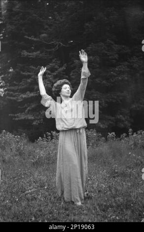 Unidentified dancer, possibly an Elizabeth Duncan dancer, between 1911 ...