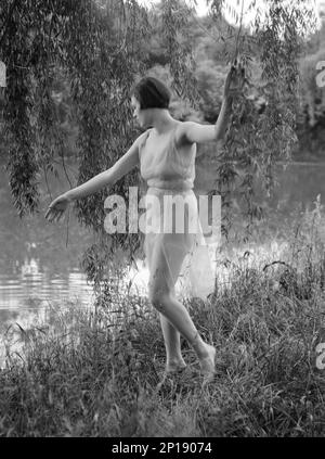 Unidentified dancer, possibly an Elizabeth Duncan dancer, between 1911 ...