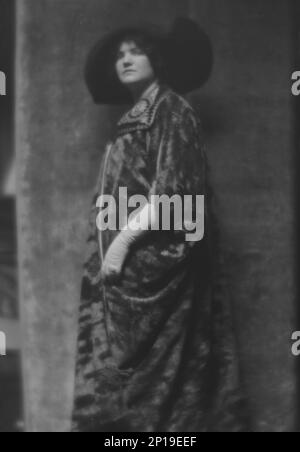 Putnam, Nina Wilcox, Mrs., portrait photograph, 1913 Stock Photo - Alamy