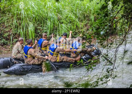 25th Infantry Division Artillery (DIVARTY) conducts Waterborne ...