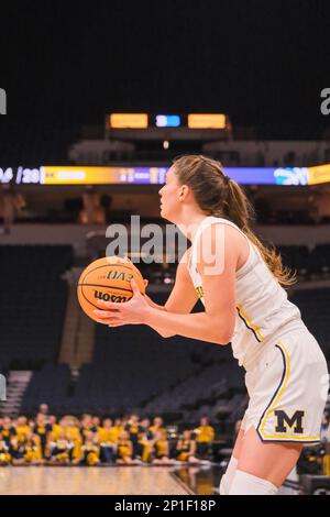 Michigan forward Emily Kiser (33) catches a pass ahead of Iowa guard ...