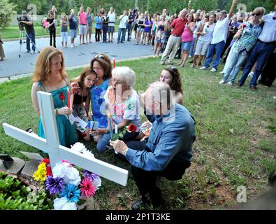 Family members of Nique Leili (from left) Amy Elk (sister), Kathy White ...