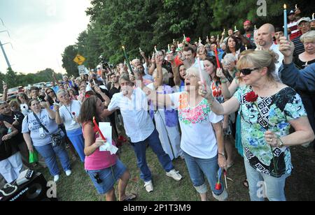 Family members Nique Leili (foreground from left) Amy Elk (sister ...