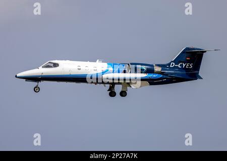 Air Alliance Gates Learjet 35 (REG: D-CYES) in a very nice color scheme ...
