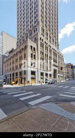 Pittsburgh Downtown: Gulf Tower, a limestone and granite Art Deco ...