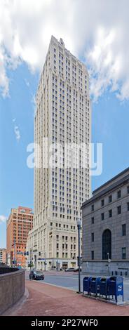 Pittsburgh Downtown: Gulf Tower, a limestone and granite Art Deco ...