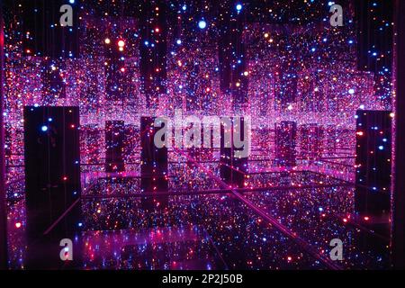 Yayoi Kusama's infinity mirror rooms at the famous Tate gallery Stock ...