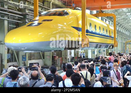 People crowd on a shinkansen bullet train platform at JR Shin-Osaka ...